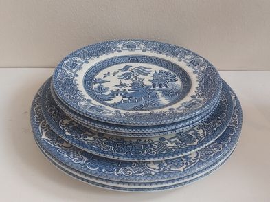 Collection Of Seven Willow Pattern Plates In Three Sizes Various Makers ...